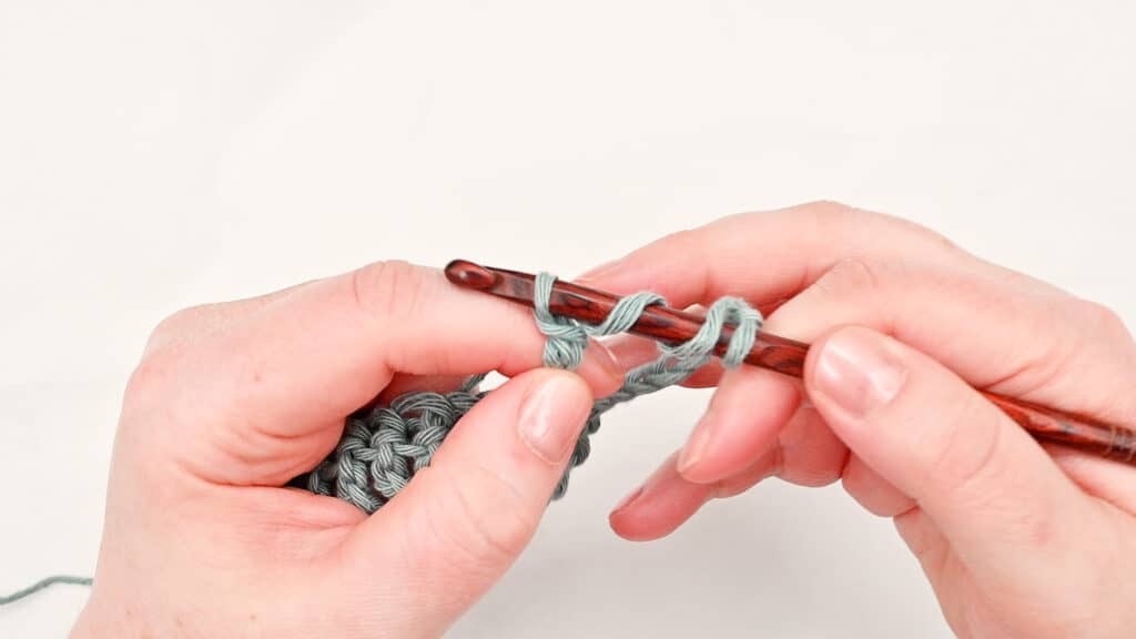 Quintuple Treble Crochet Stitch in 4 Easy Steps (📸+📹)