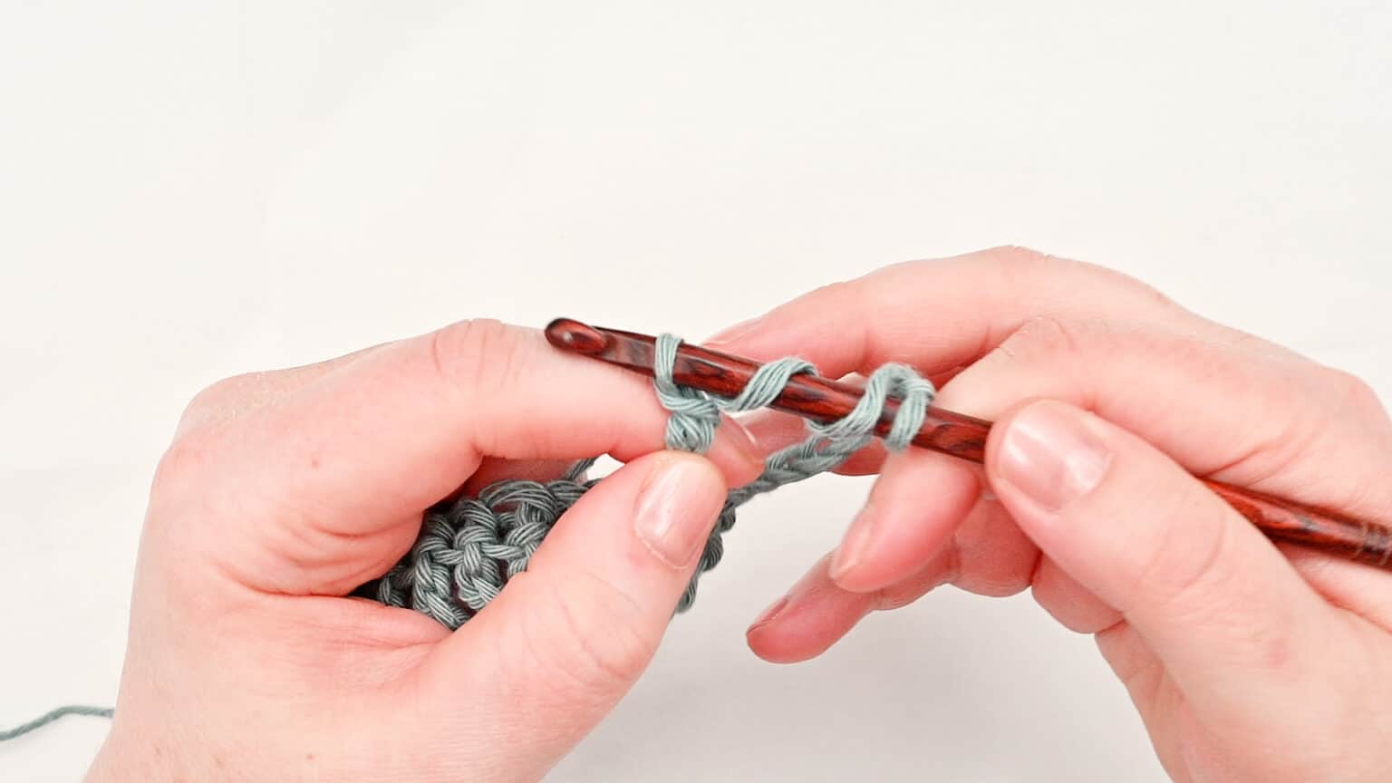 Quintuple Treble Crochet Stitch in 4 Easy Steps (📸+📹)
