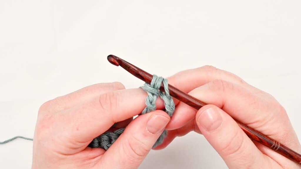 Quintuple Treble Crochet Stitch in 4 Easy Steps (📸+📹)