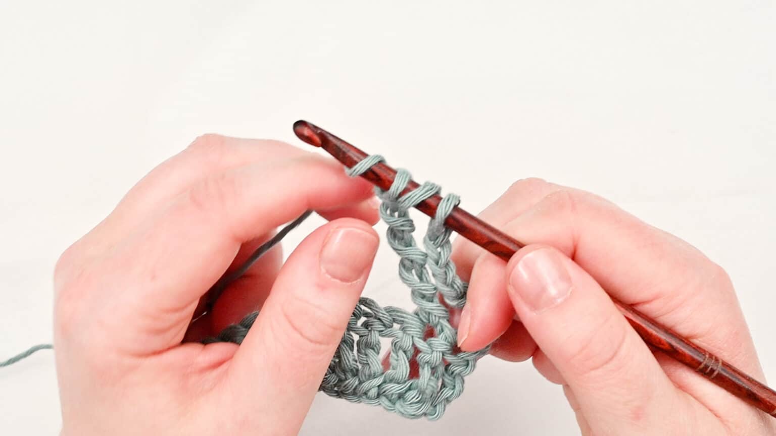 Quintuple Treble Crochet Stitch in 4 Easy Steps (📸+📹)