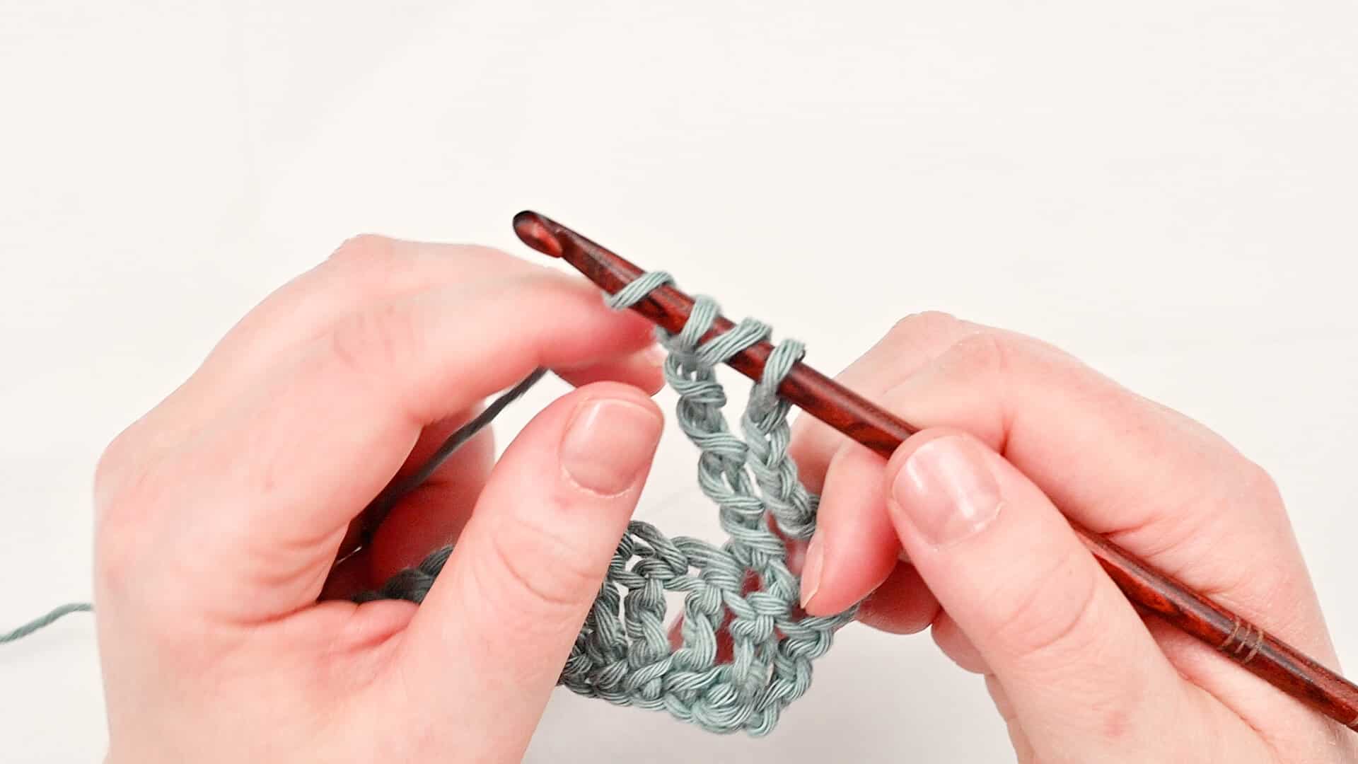 Quintuple Treble Crochet Stitch in 4 Easy Steps (📸+📹)