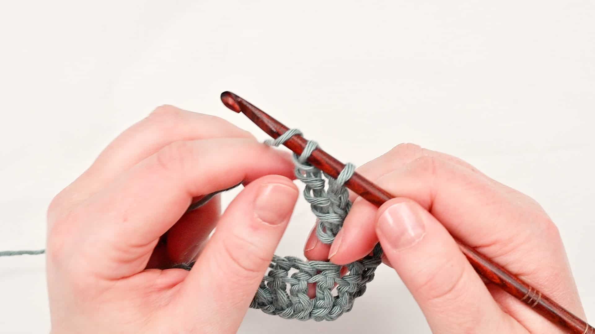 Quintuple Treble Crochet Stitch in 4 Easy Steps (📸+📹)
