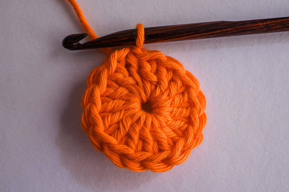 How to crochet a Groovy Bloom Granny Square - Free Pattern